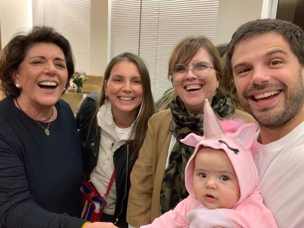 Ao lado de Duda Nagle, Zoe conhece Maya Gabeira