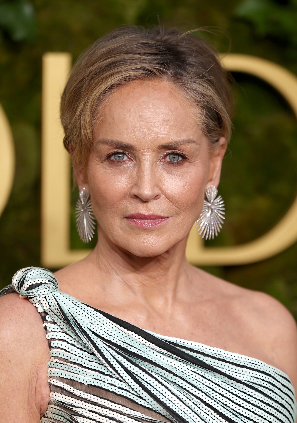 Sharon Stone curte dia em passeio de barco nos Estados Unidos