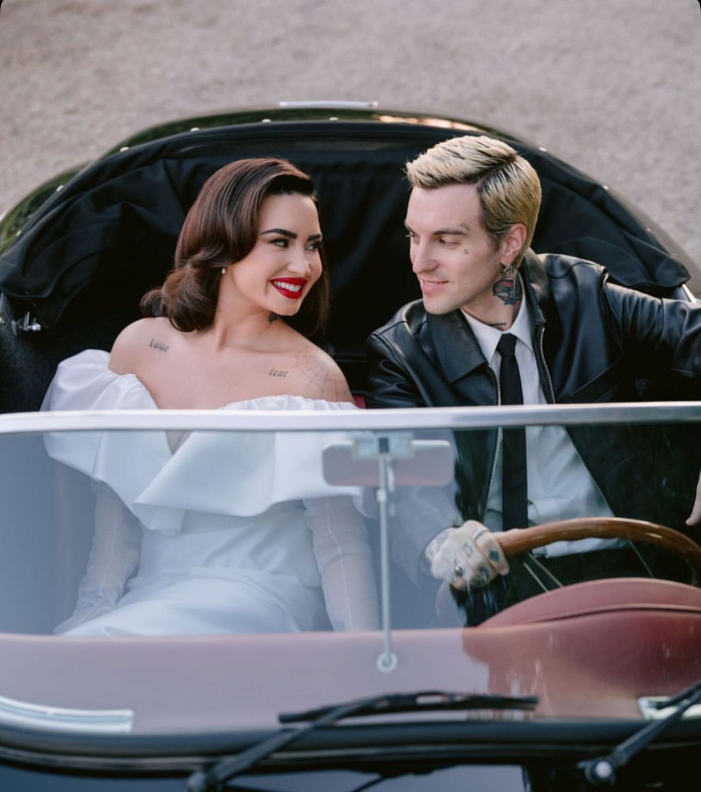Demi Lovato exibe ensaio pre-Wedding com Jordan Lutes