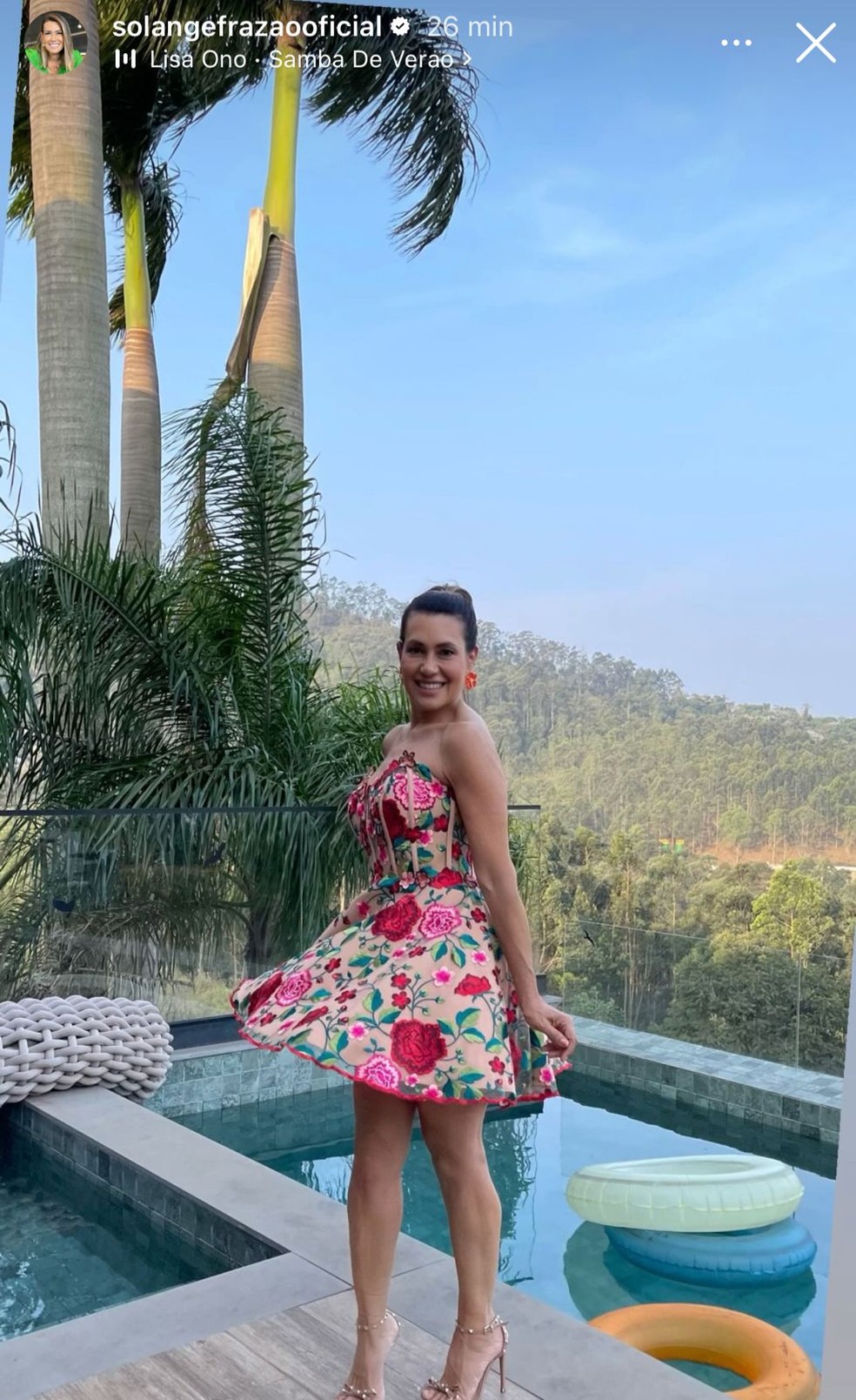 Solange Frazão esbanja beleza ao posar em piscina