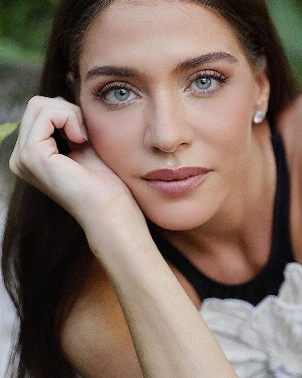 Luma Costa encanta ao posar em meio à natureza