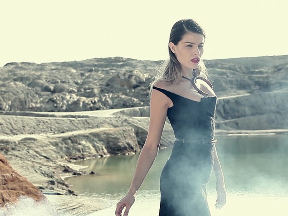 Top model em ação: Isabelli Fontana posa em pedreira no interior de São ...