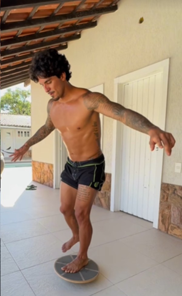 Gabriel Medina exibe treino intenso para encerrar o fim de semana