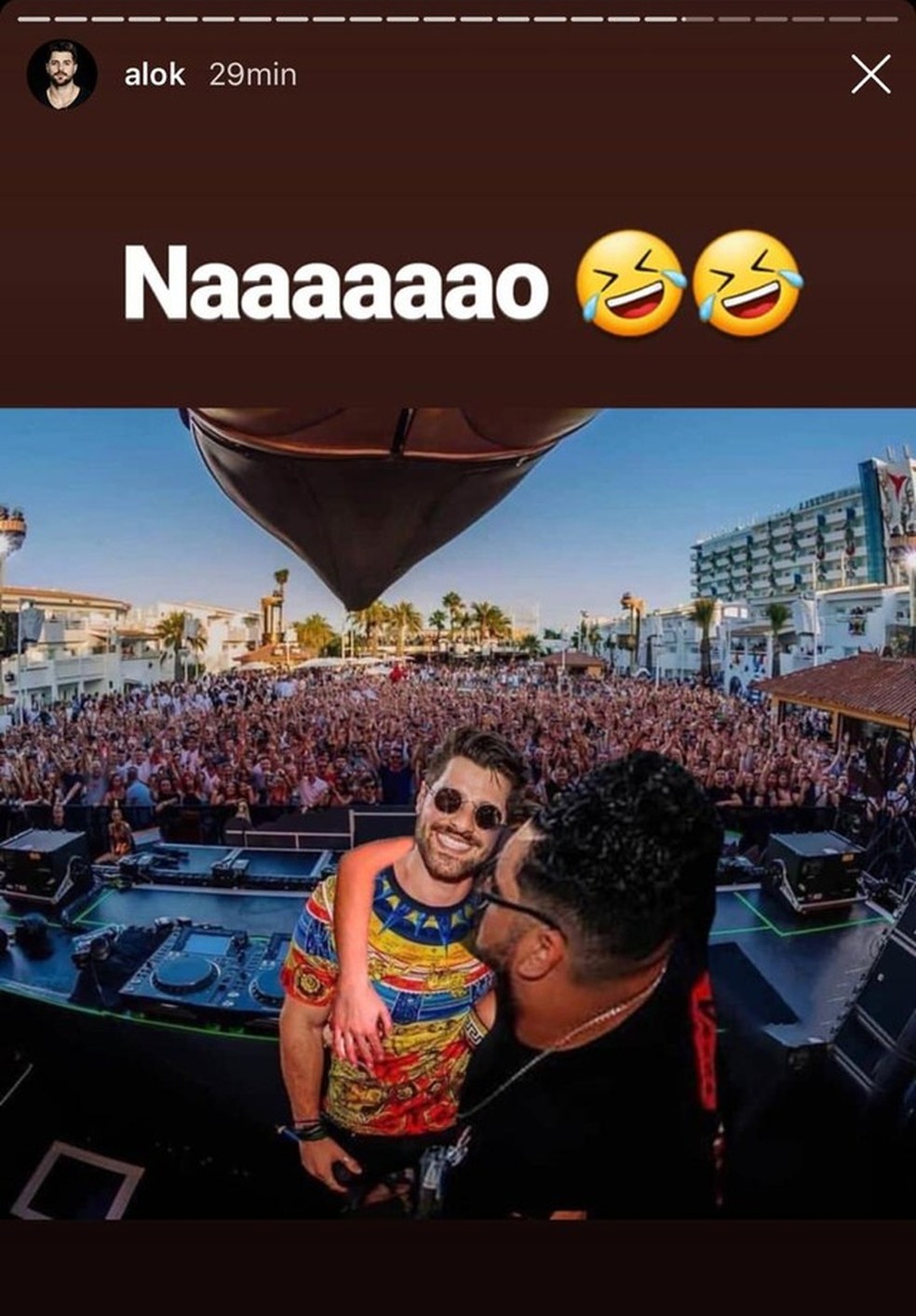 Alok posa com Romana, reclama de intruso e ganha memes na internet