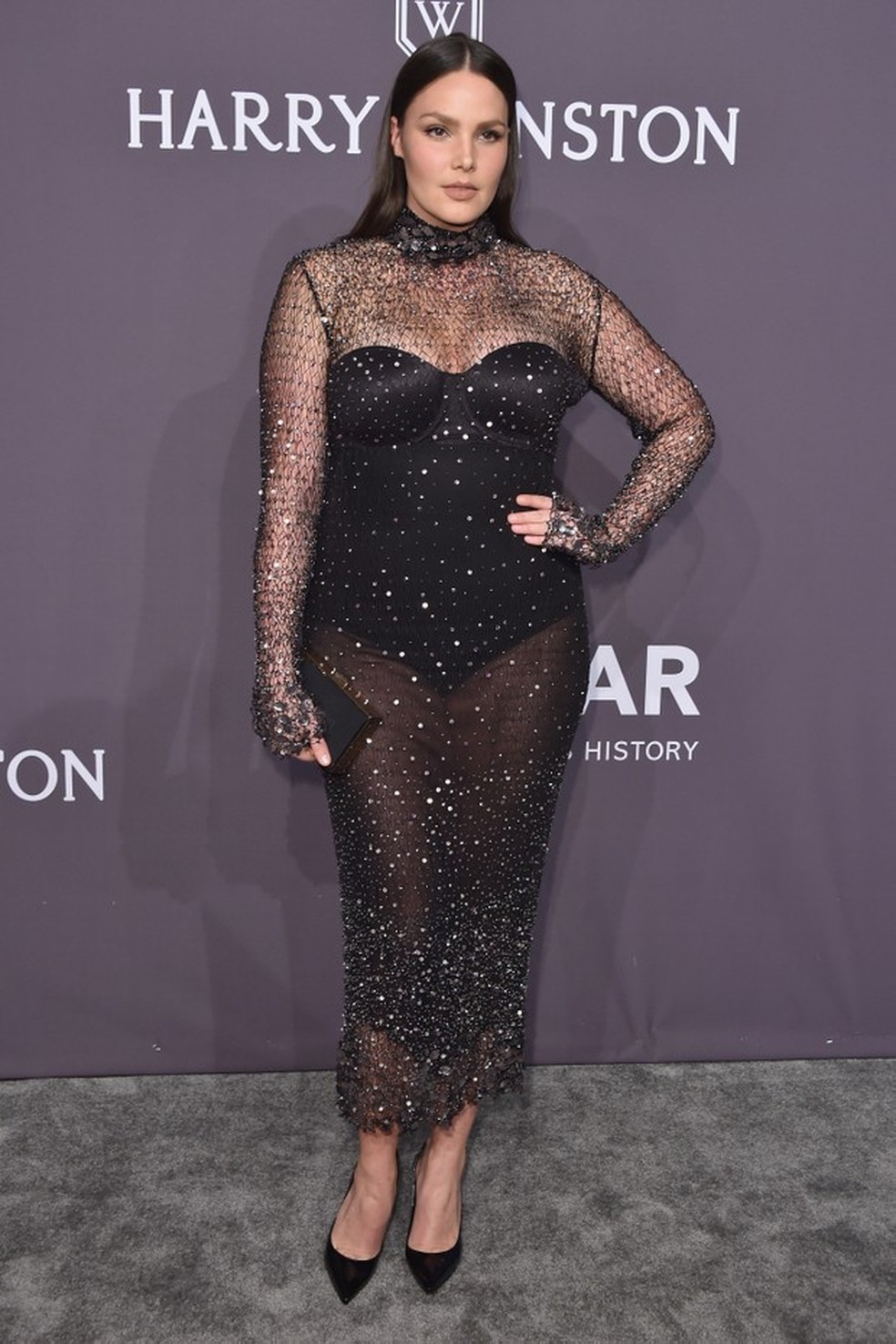 Candice Huffine brilha com look sensual no Amfar Nova York
