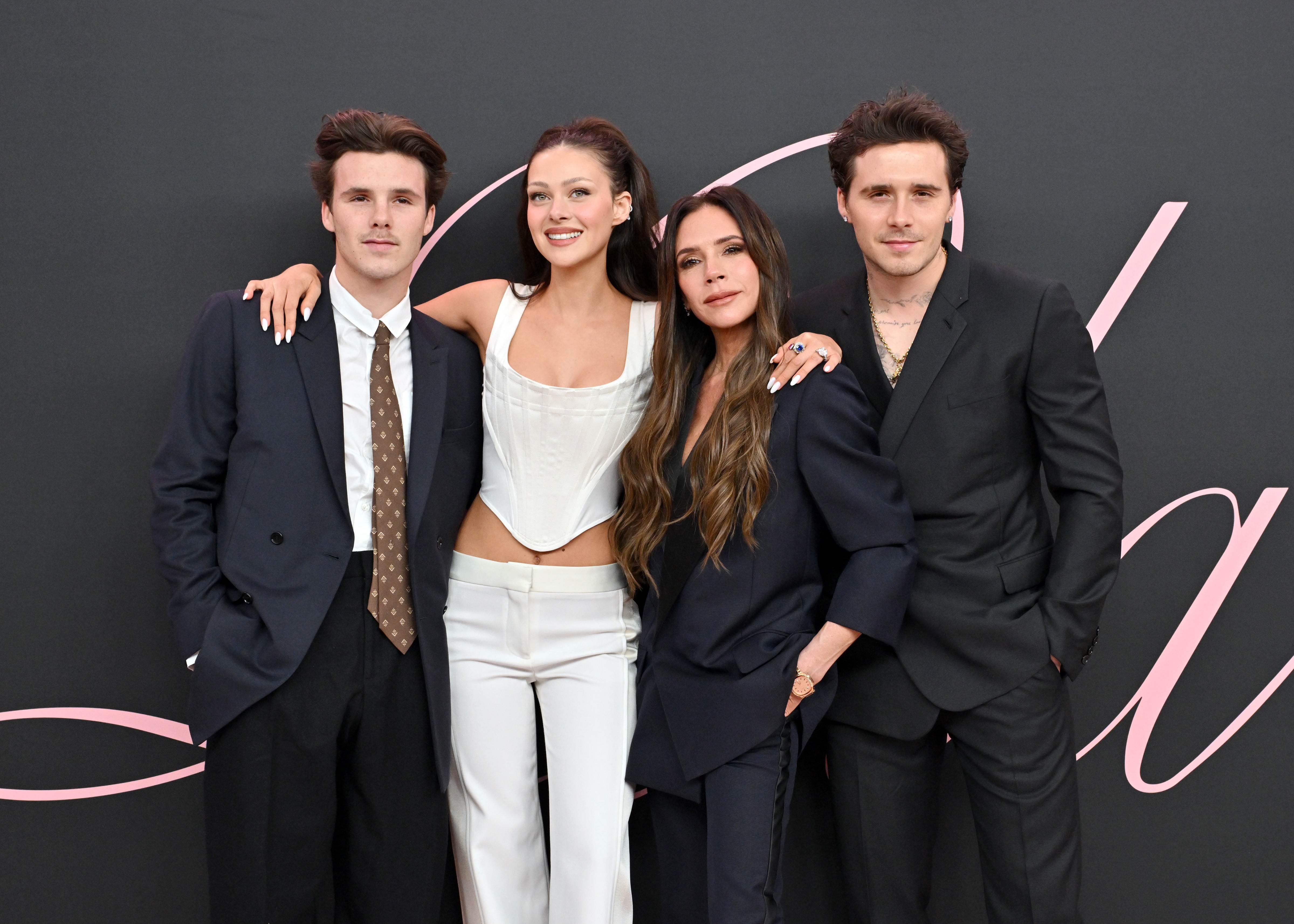 Victoria Beckham fala sobre liberdade na criação dos filhos em meio a polêmicas com Brooklyn