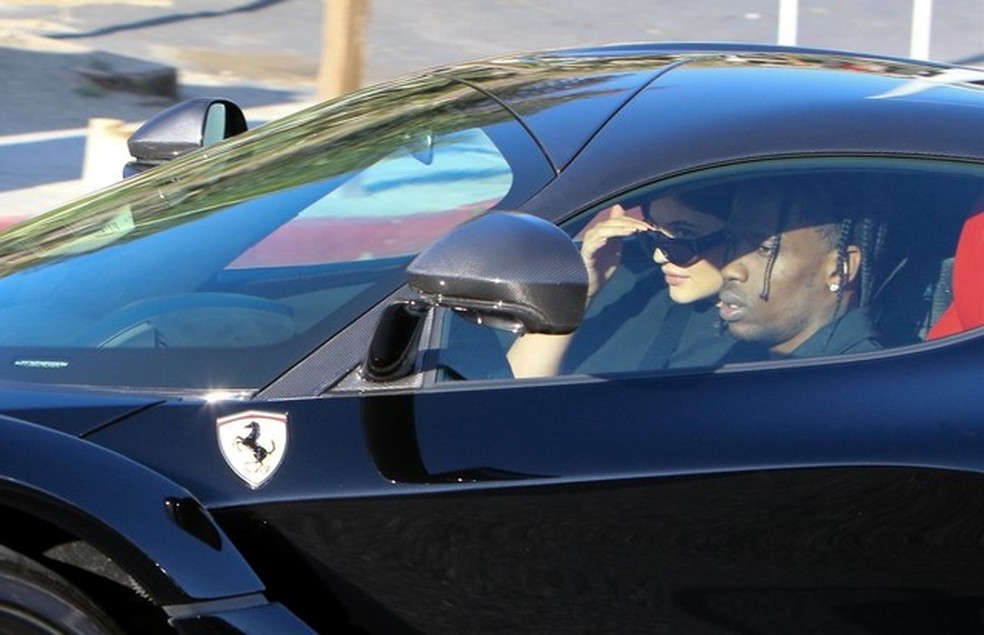Kylie Jenner e Travis Scott saem juntos pela primeira vez após ...