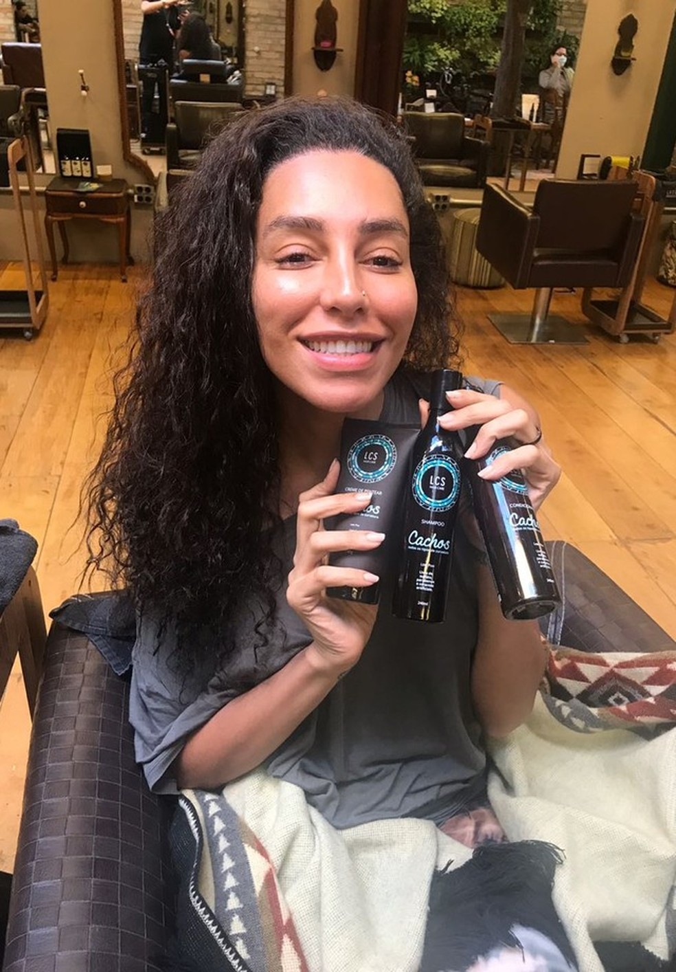 Lea T surge linda e natural em salão de beleza