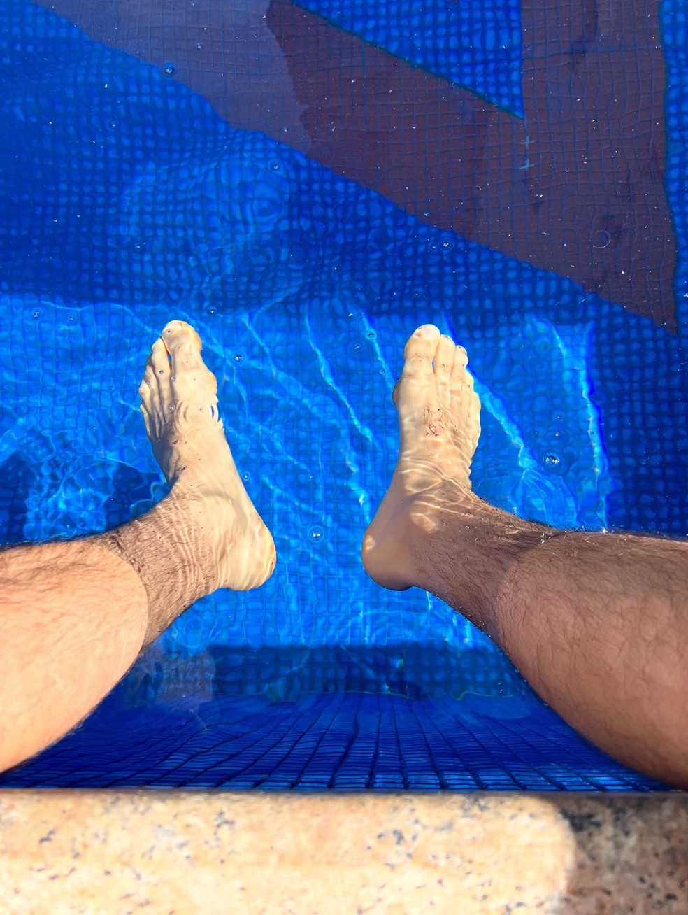 Marcos Pitombo causa furor na web ao surgir curtindo dia de sol: 'Até ...