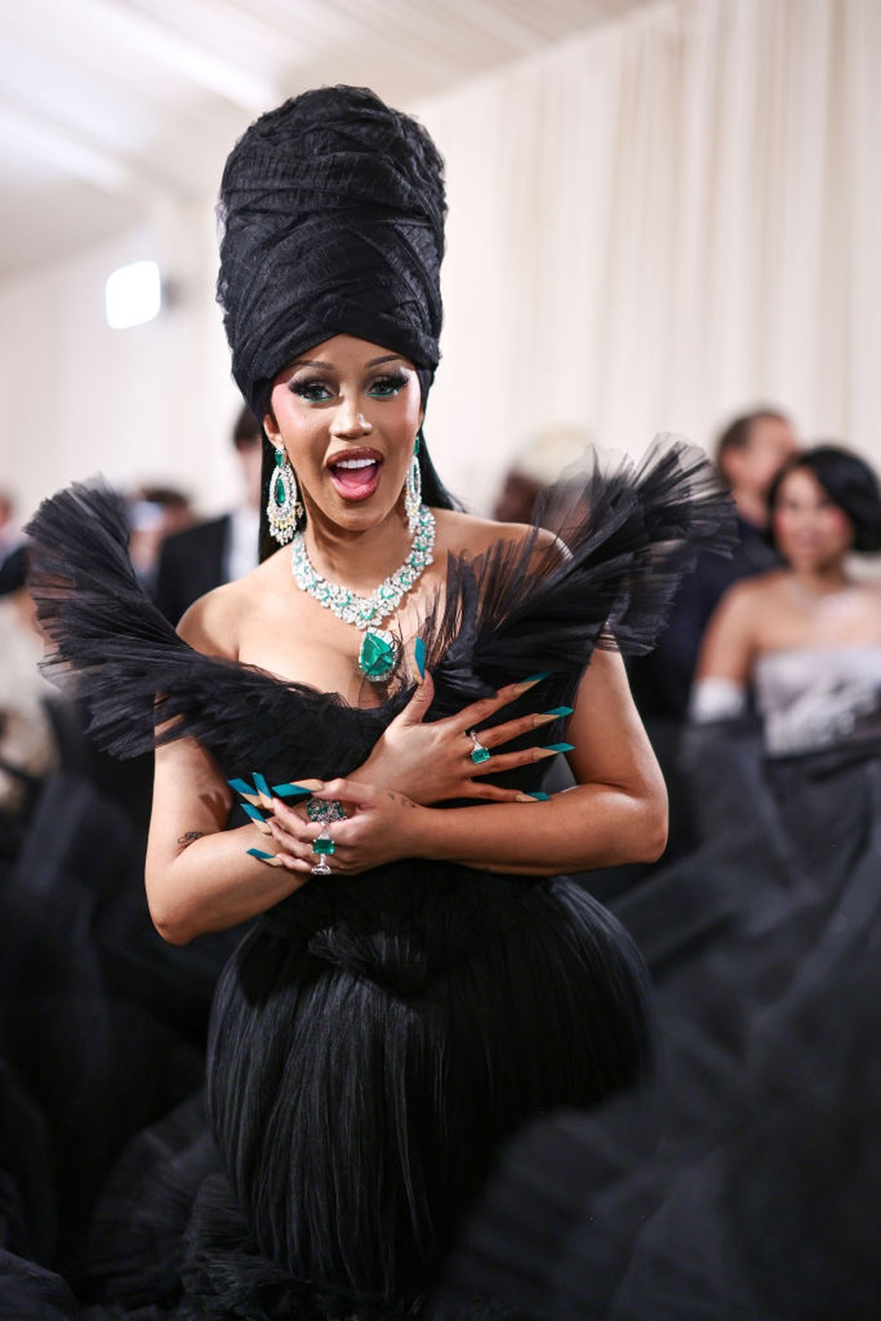 Cardi B surge com look quilométrico no MET Gala 2024