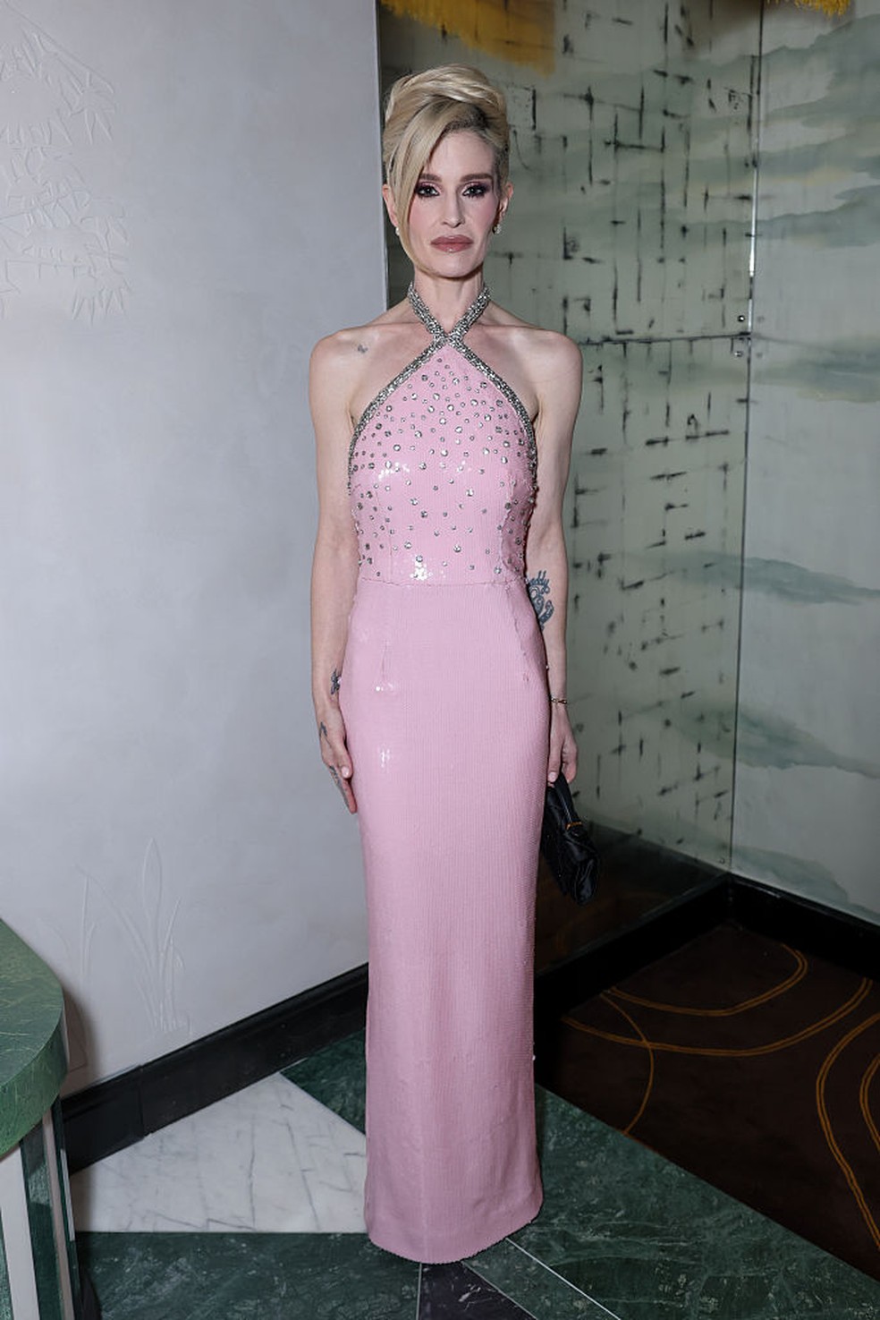 Kelly Osbourne revela nova tatuagem na costela em meio a comentários sobre sua aparência