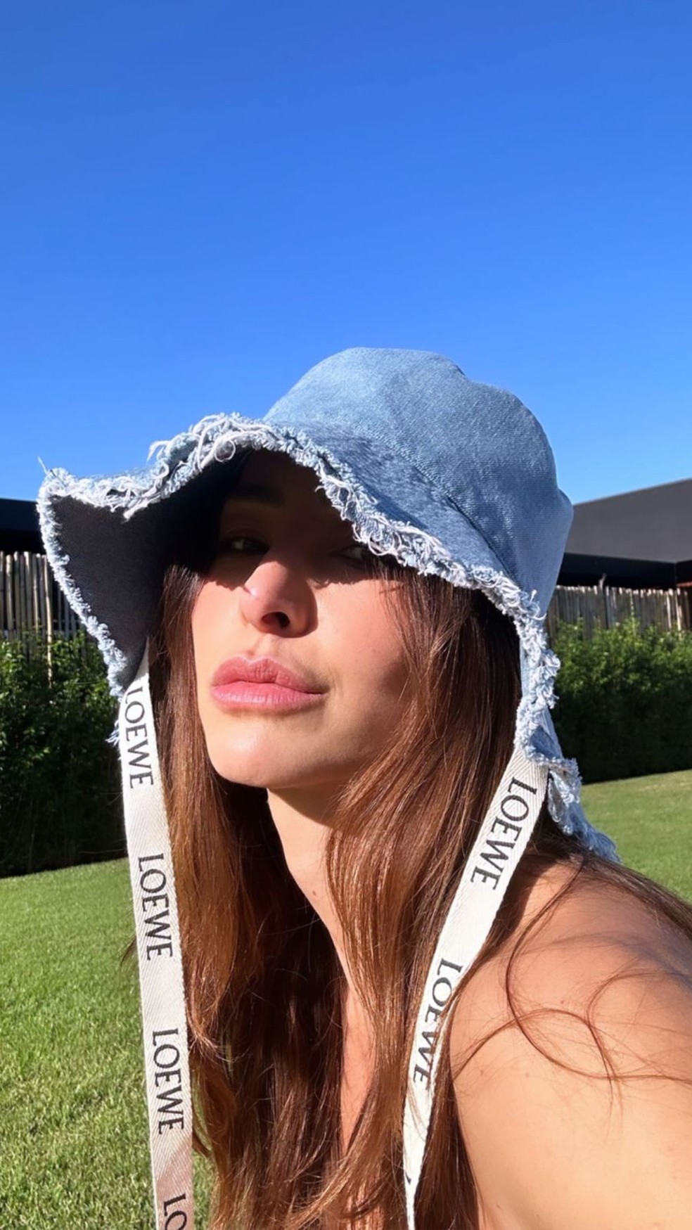 Sabrina Sato posa com pet em dia de sol