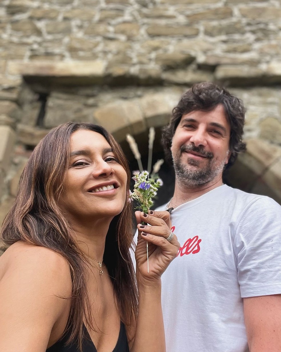 Dira Paes resgata cliques inéditos com marido Pablo Baião