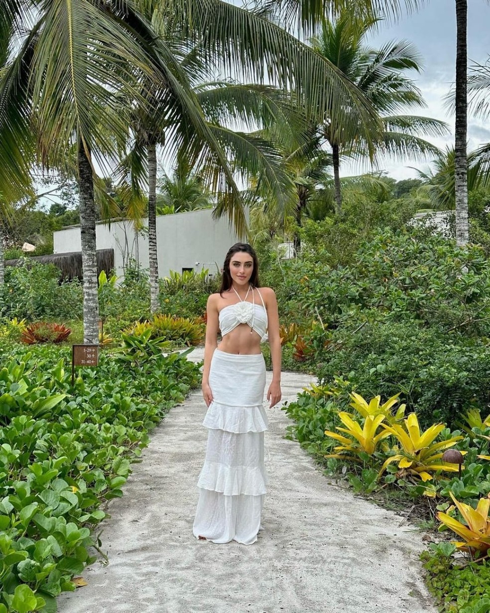 Elisa Zarzur para a web com look all white de fim de ano