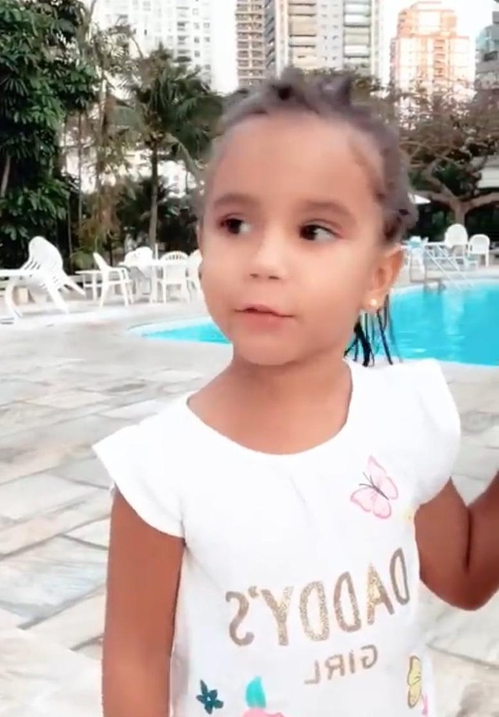 Maria Flor se diverte pintando o rosto de Deborah Secco: 'Tô fazendo ...