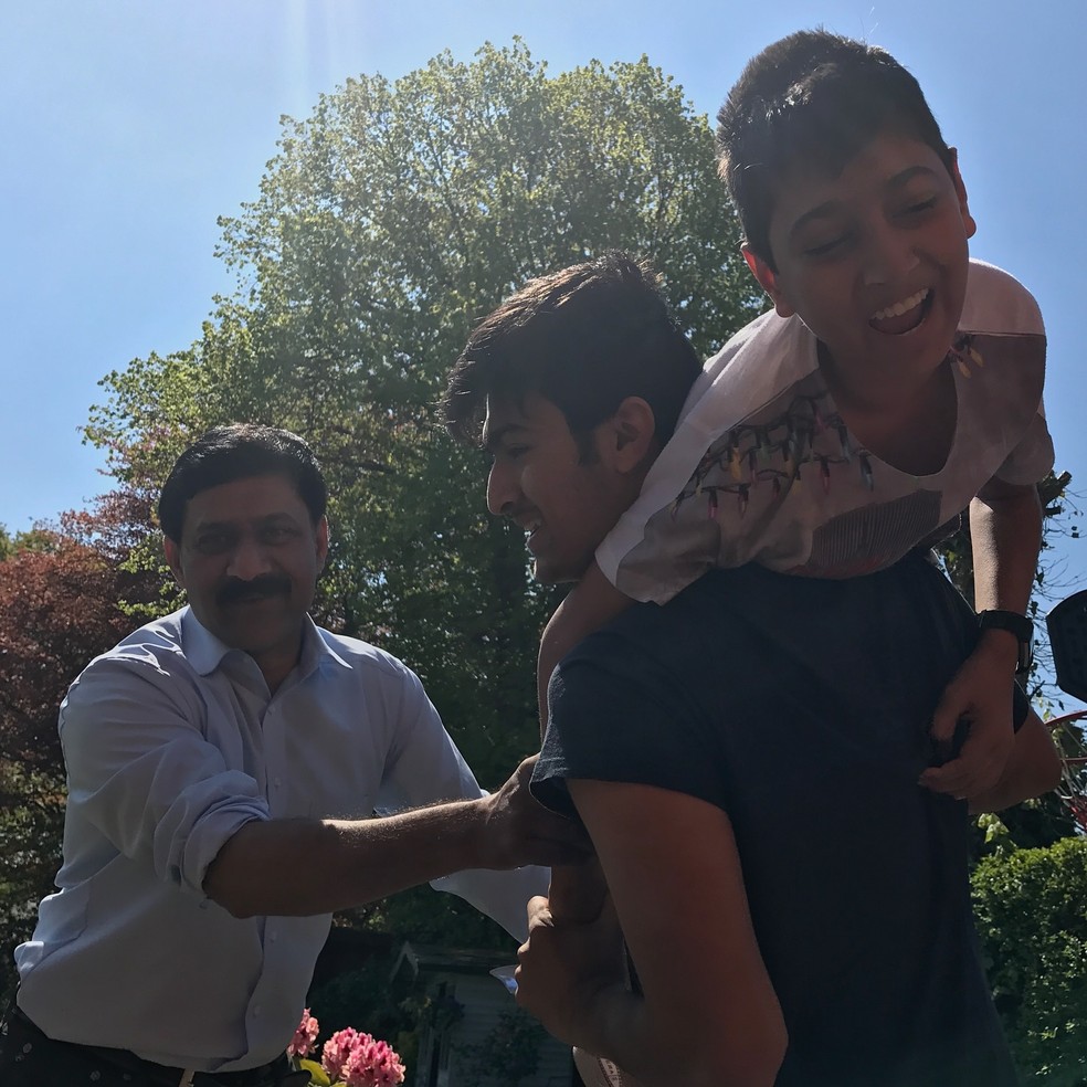 Malala faz post divertido para homenagear o pai: 'Consegue dormir em ...