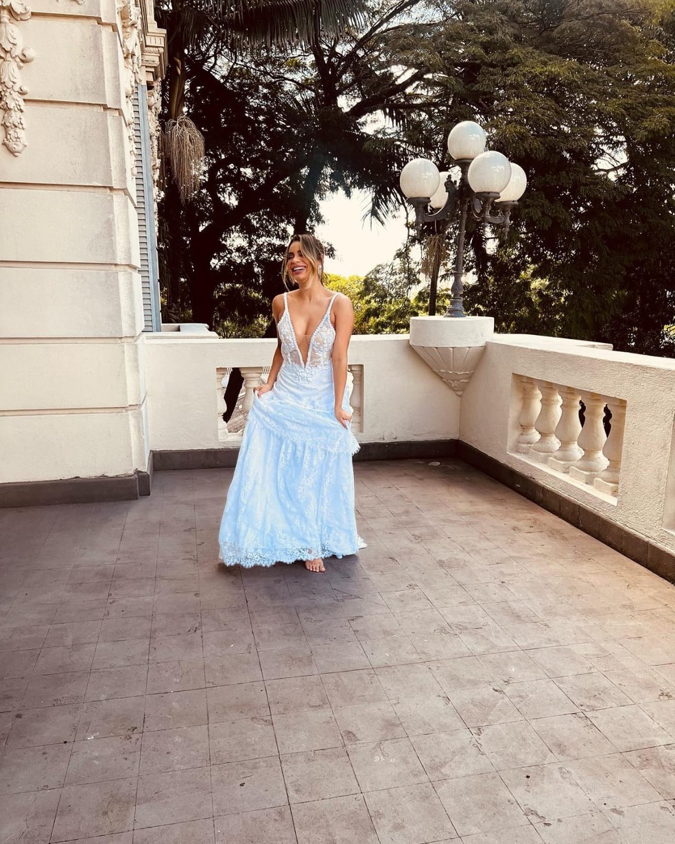 Lexa causa alvoroço ao posar com vestido de noiva