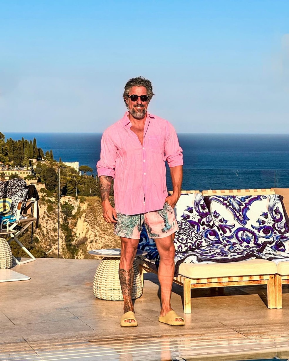 Marcos Mion e Suzana Gullo curtem férias em hotel da série 'The White ...