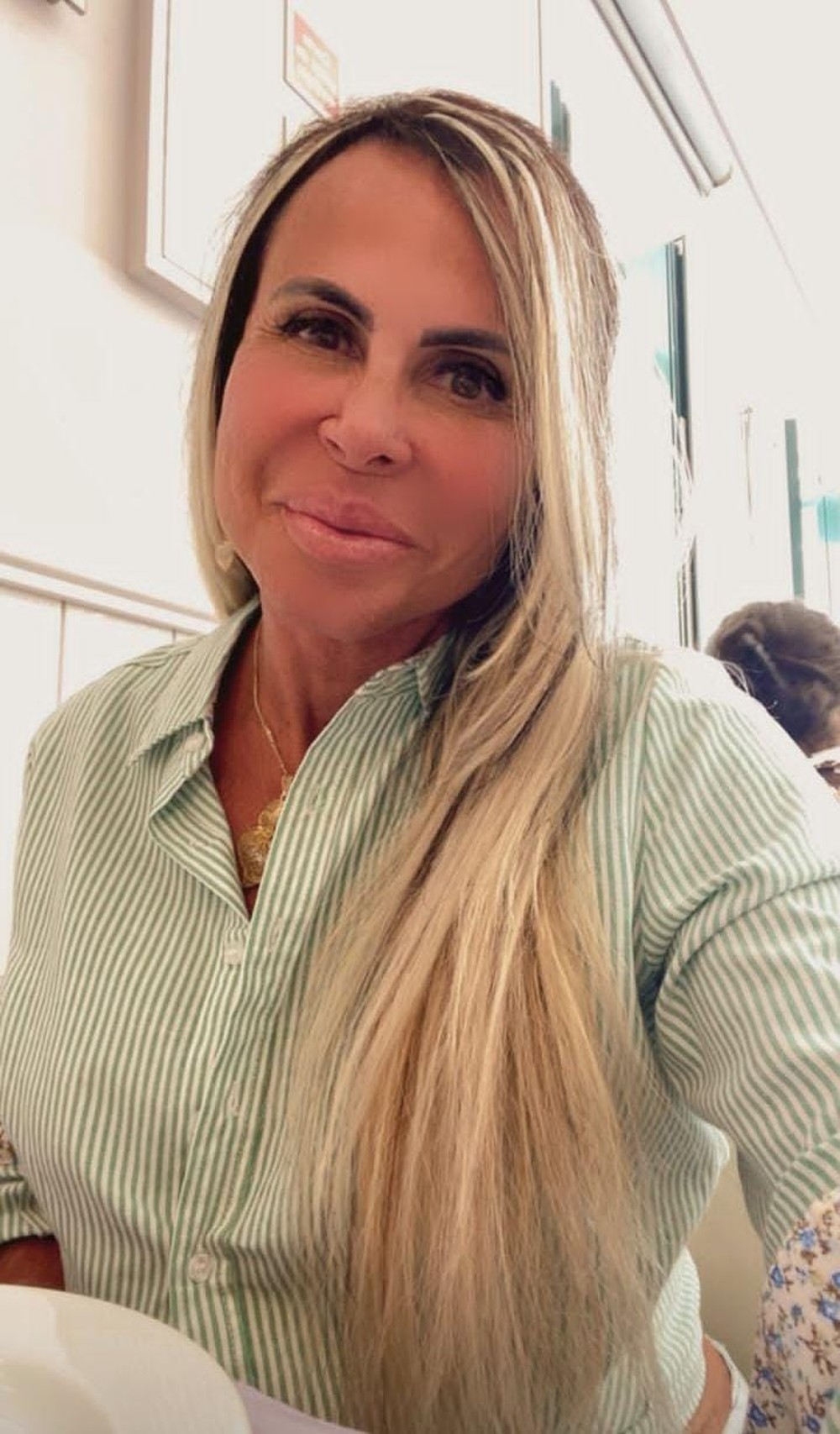 Gretchen capricha no carão ao exibir novo visual