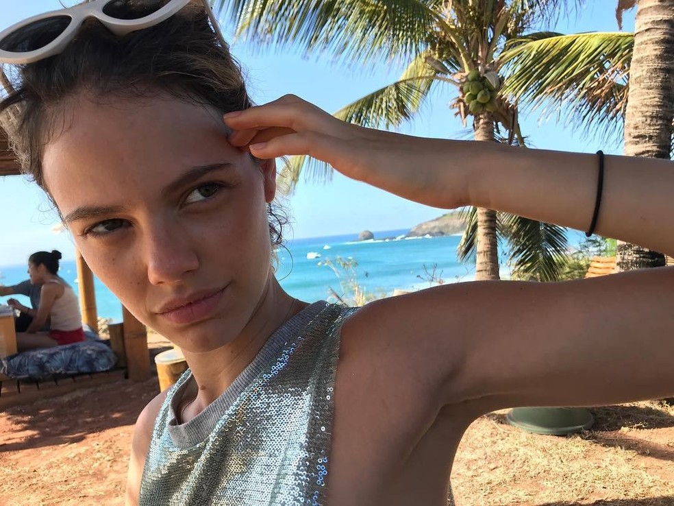 Após dias em Noronha, Laura Neiva retoma rotina e vai direto para o ...