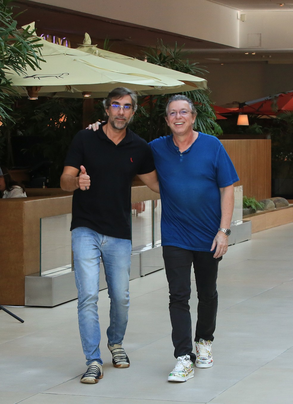 Boninho e Rodrigo Dourado passeiam em shopping em dia de eliminação no ...