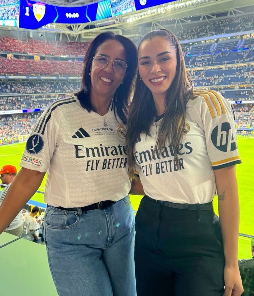 Tainá Castro posa com mãe de Éder Militão durante jogo do Real Madrid