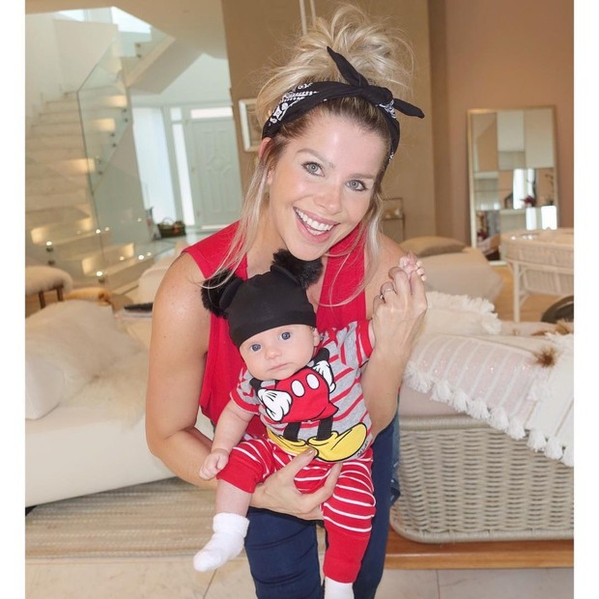 Baby Bacchi usa orelhinha do Mickey com Karina Bacchi