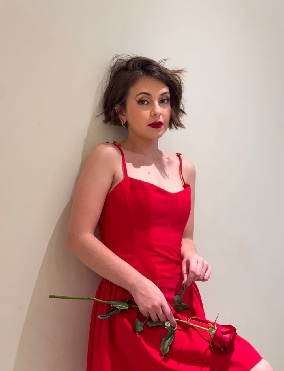 Klara Castanho para a web com look all red