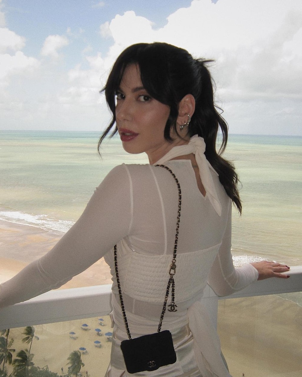 Camila Coutinho esbanja elegância ao posar com look grifado