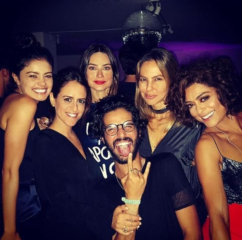 Thaila Ayala cai na noite com amigas famosas