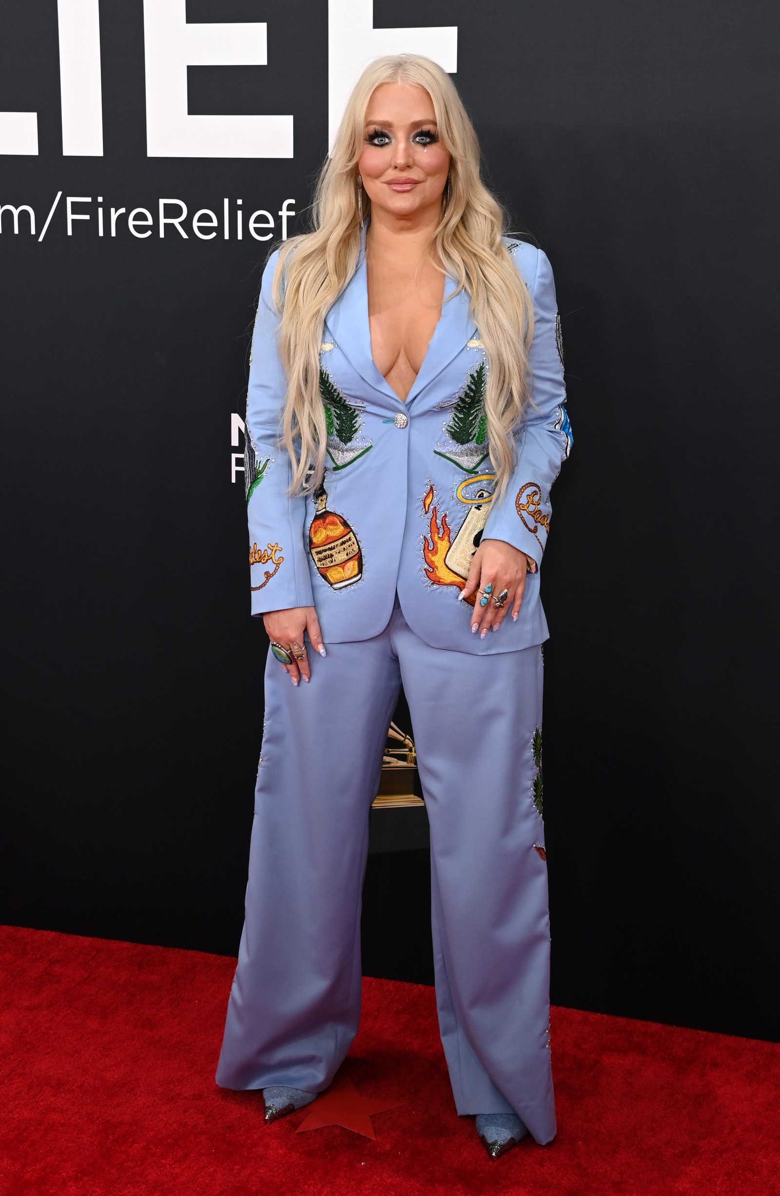 Grammy 2025: Sabrina Carpenter surge com look azul decotado nas costas