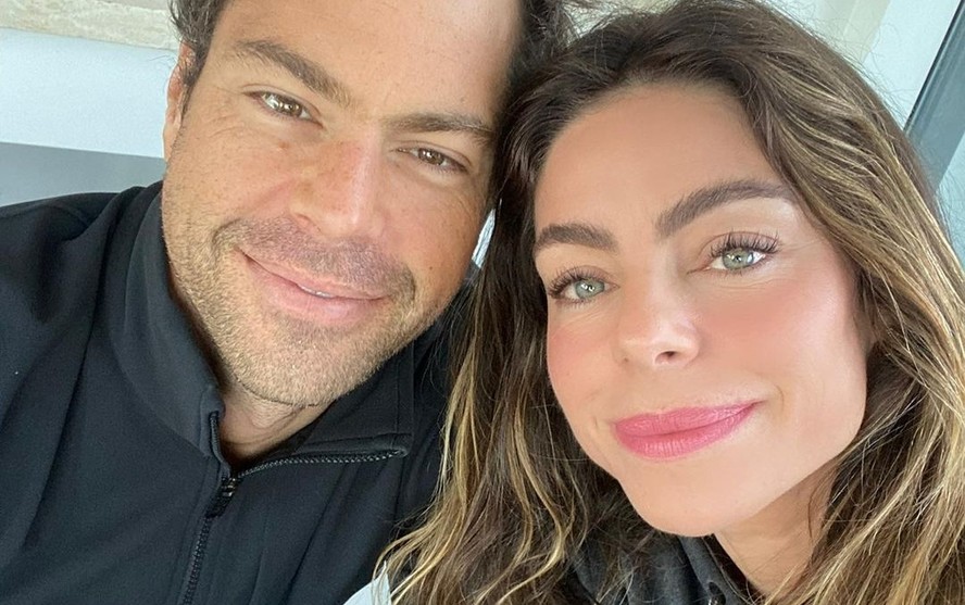 Daniella Cicarelli posa em momento romântico com Guilherme Menge