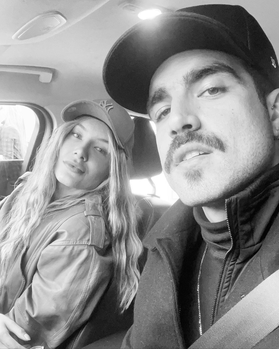 Caio Castro posa para selfie com namorada Daiane de Paula