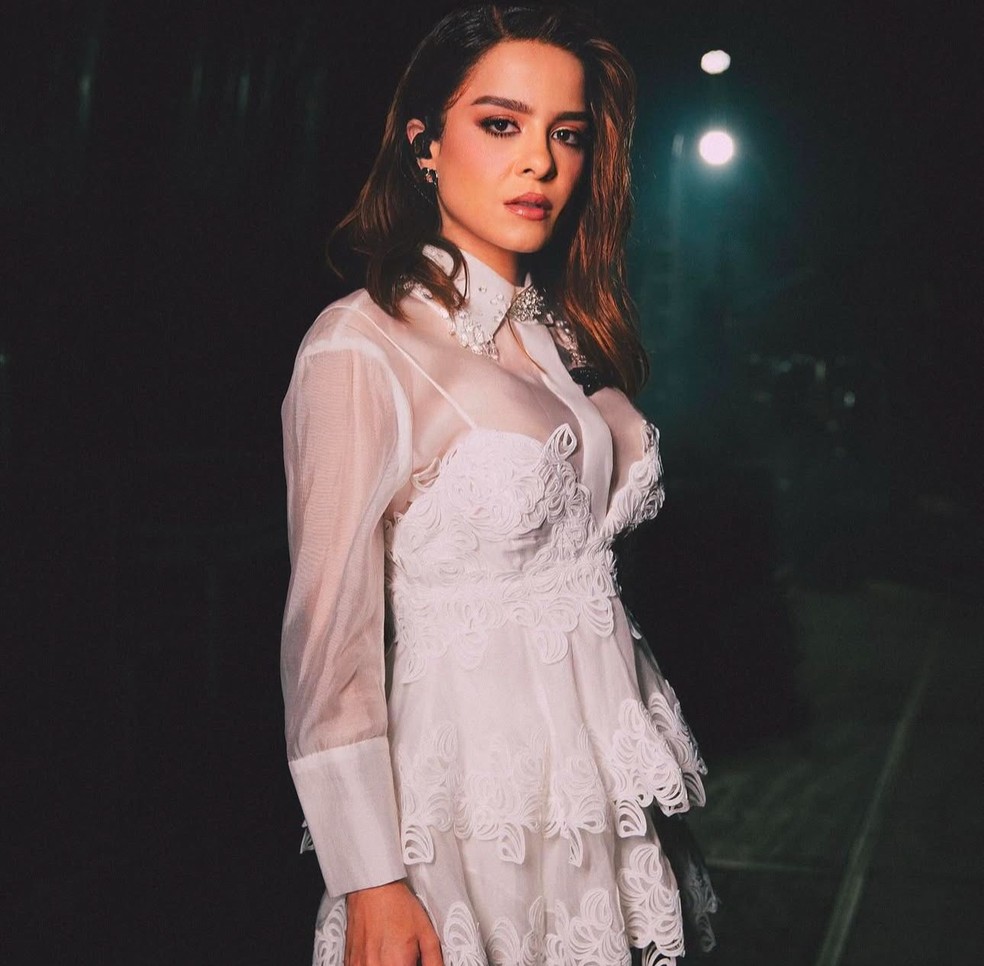 Maiara esbanja beleza com look all white