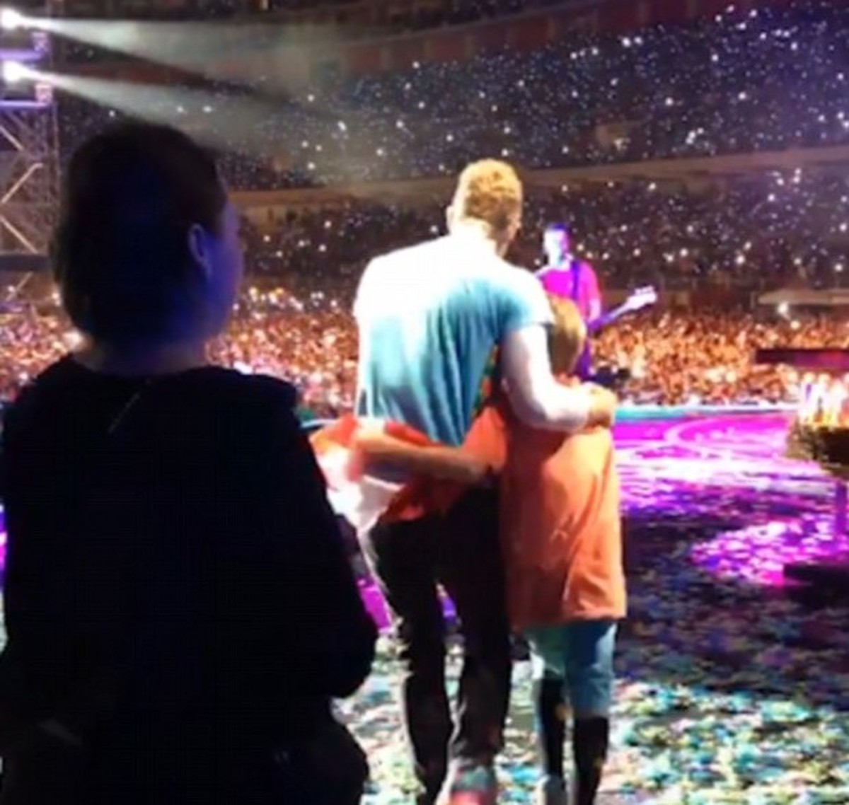 Chris Martin surpreende filho de 10 anos ao levá-lo para o palco em ...