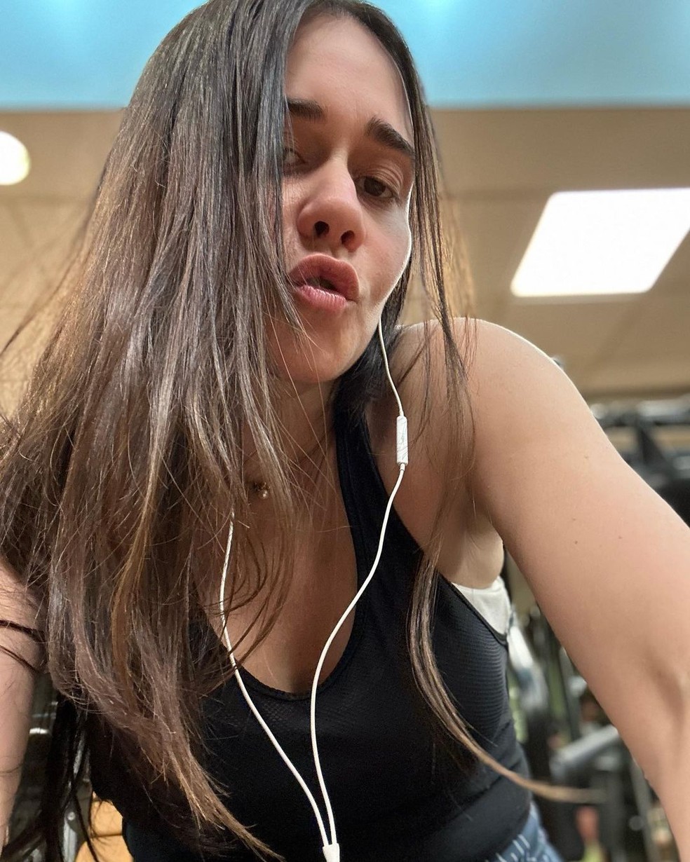 Alessandra Negrini exibe pós-treino em dia de folga