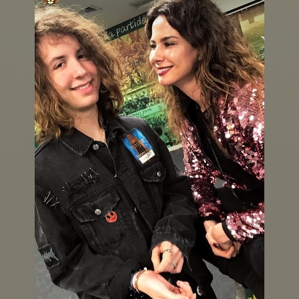 Luciana Gimenez 'imita' posa icônica do filho, Lucas Jagger