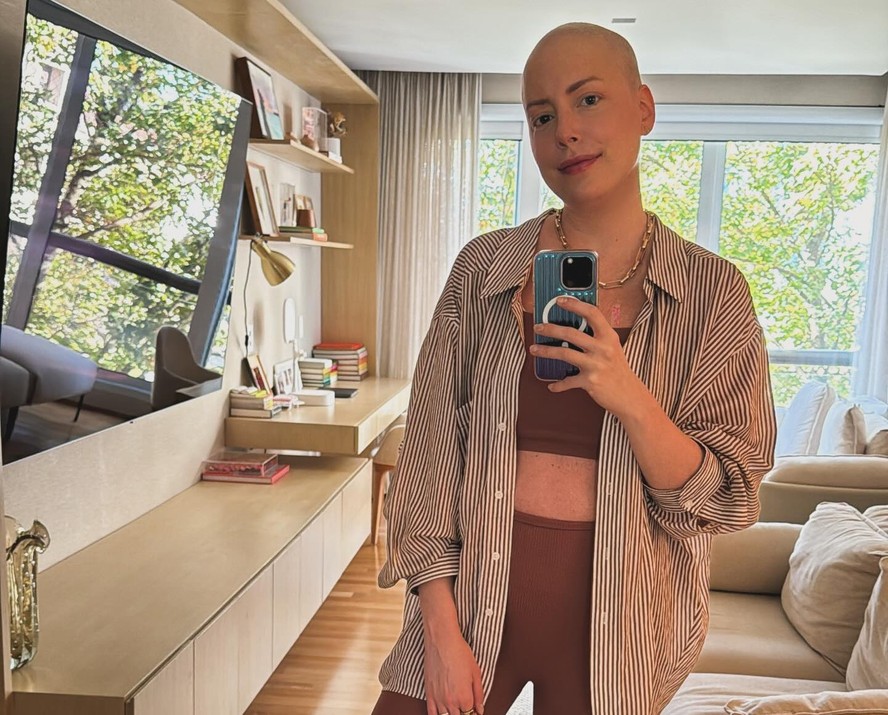 Fabiana Justus aposta em look comfy para passar dia com os filhos