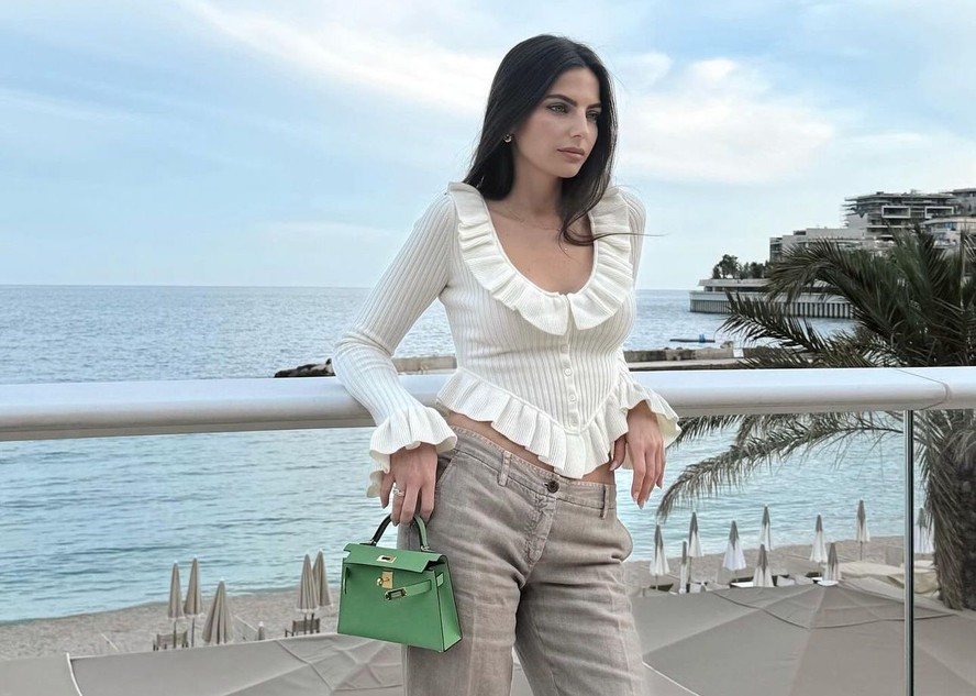 Kelly Piquet esbanja beleza em Mônaco