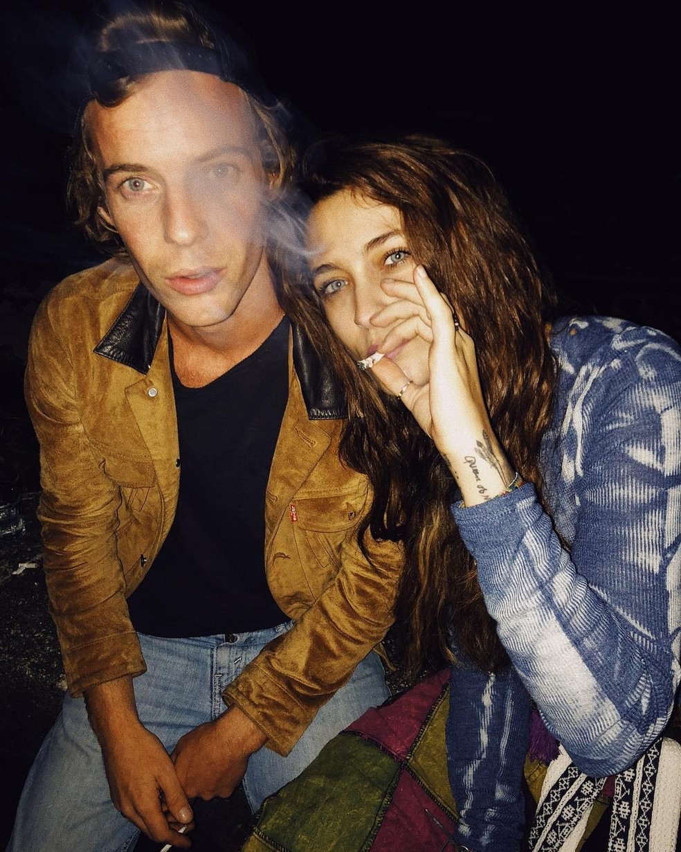 Paris Jackson fuma cigarro artesanal em clique e comenta: 'chapada'