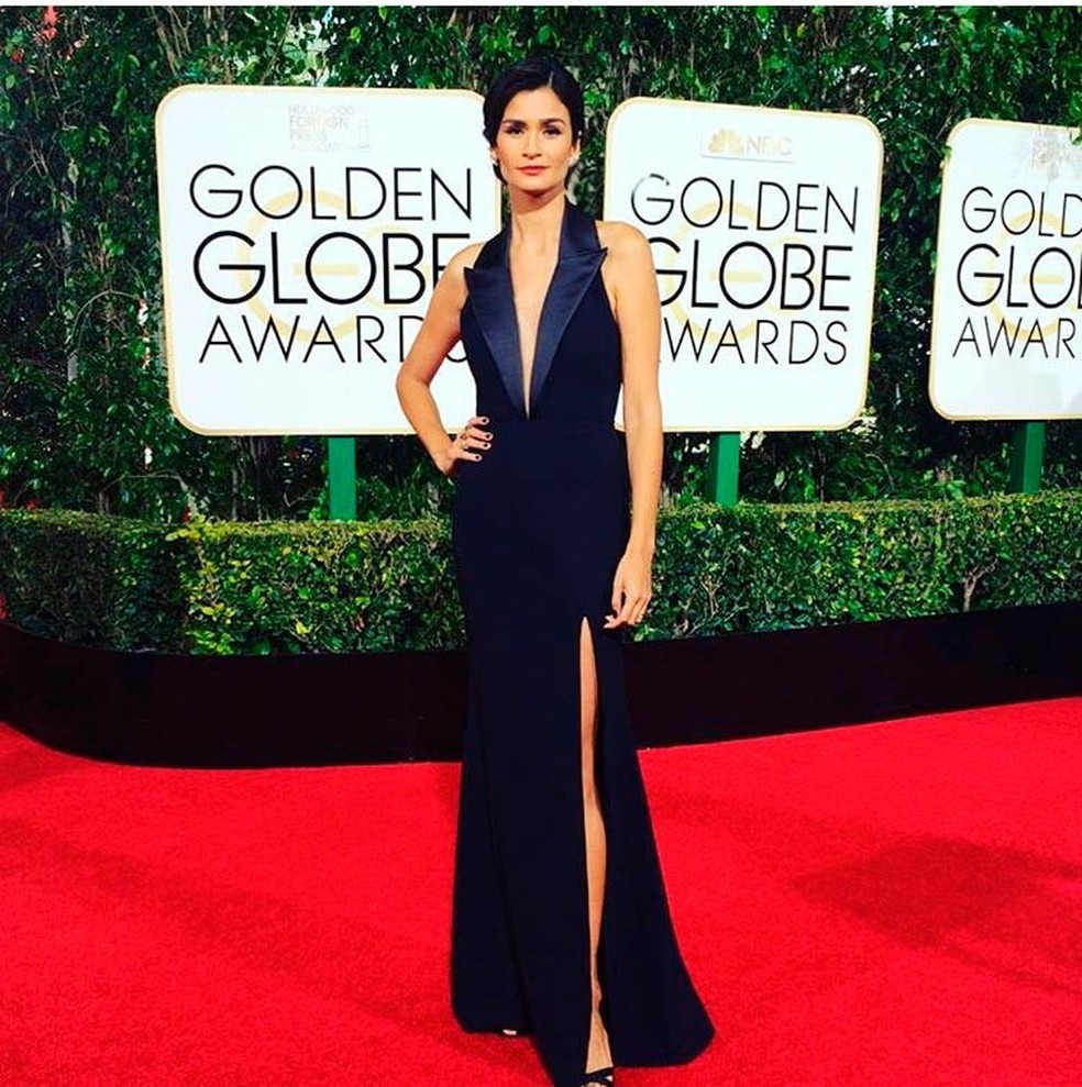 Carol Ribeiro usa look decotado para apresentar o Golden Globe Awards ...