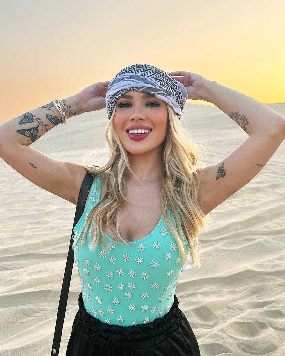 Karoline Lima posa em deserto do Catar: 'A Jade de 'O Clone''