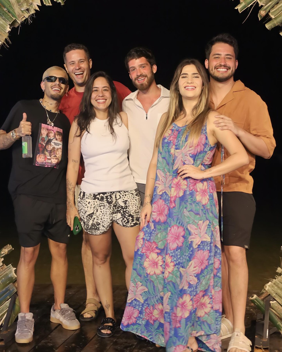 João Guilherme posa com a mãe e o irmão: 'Família'