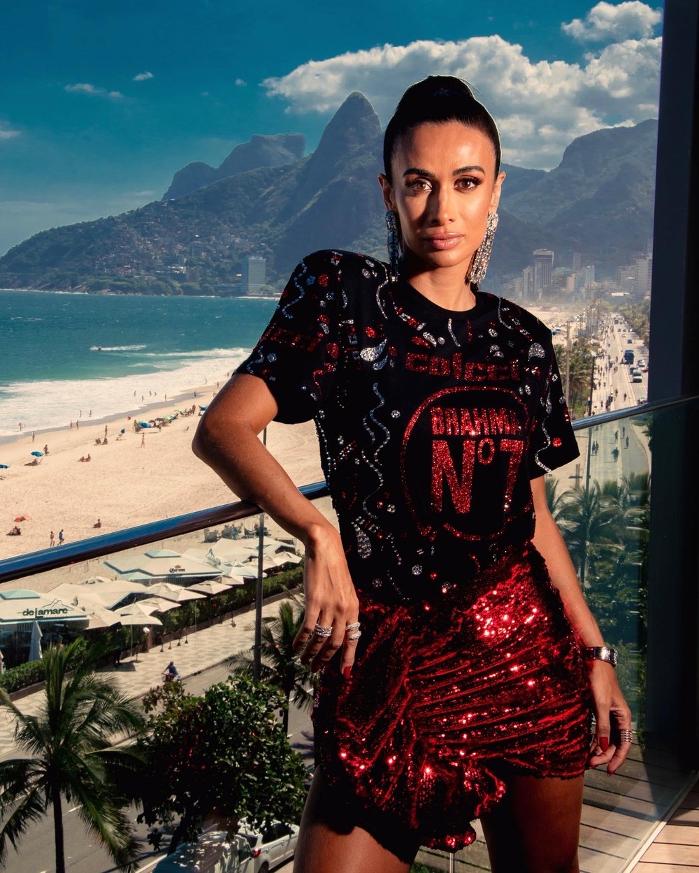 Silvia Braz é musa de camarote da Sapucaí pelo segundo ano consecutivo