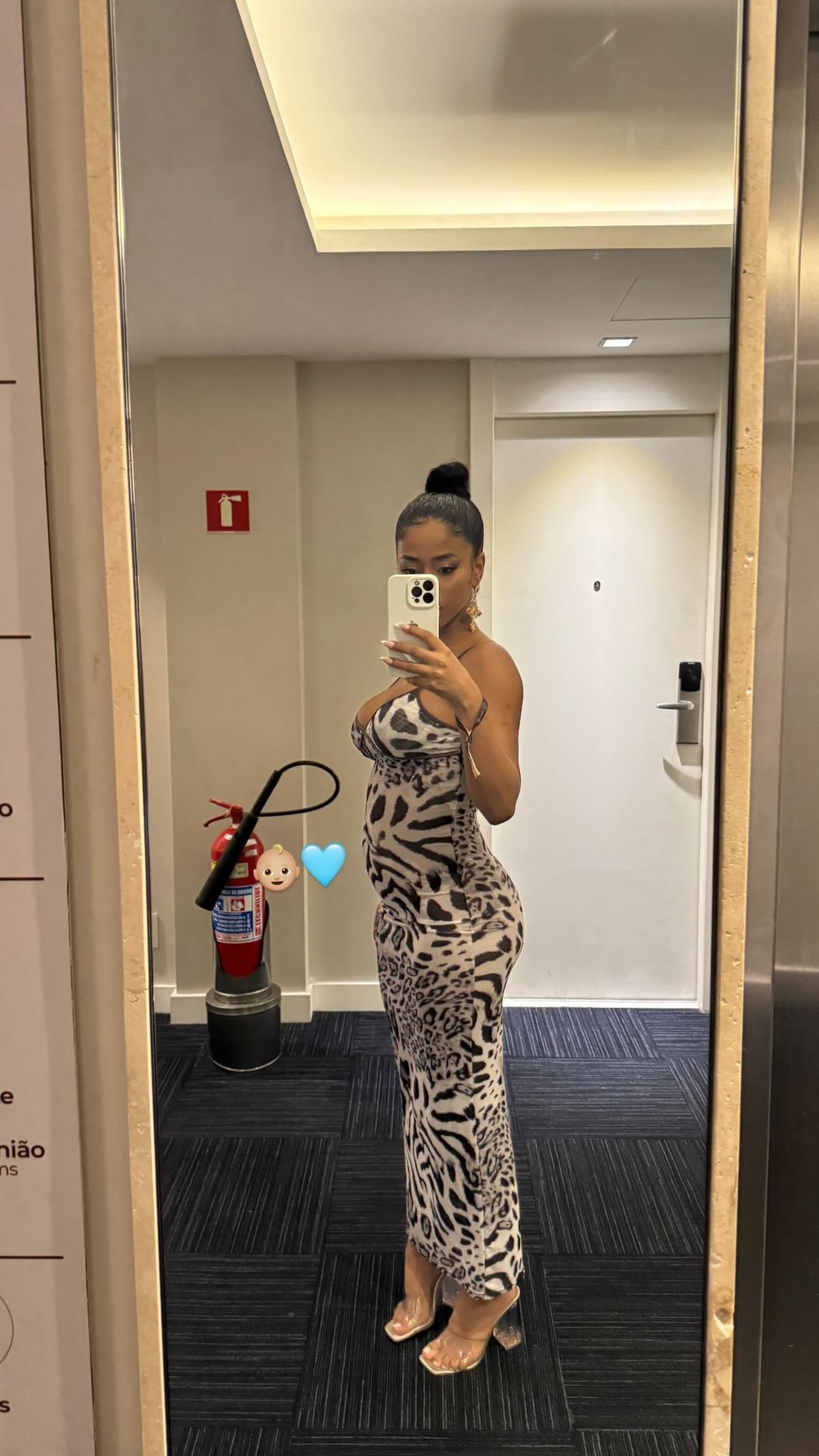 Lorena Maria exibe barriguinha de grávida em selfie no espelho