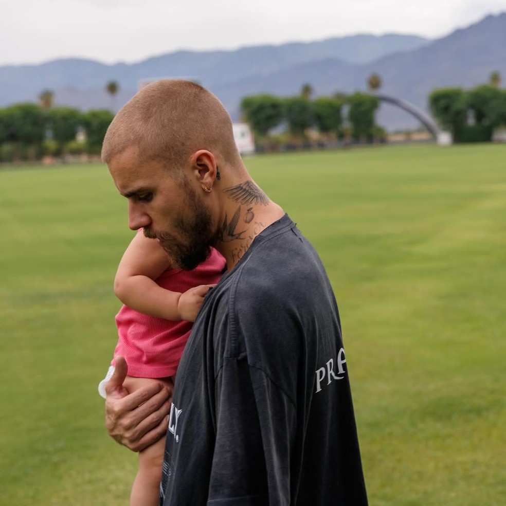 Justin Bieber encanta ao mostrar o filho, Jack Blues, com look vibrante ...