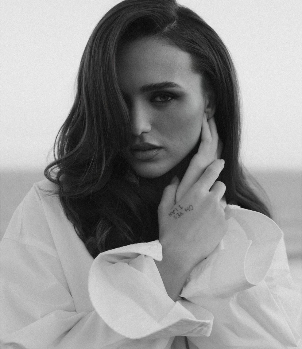 Rafa Kalimann esbanja beleza em cenário carioca paradisíaco