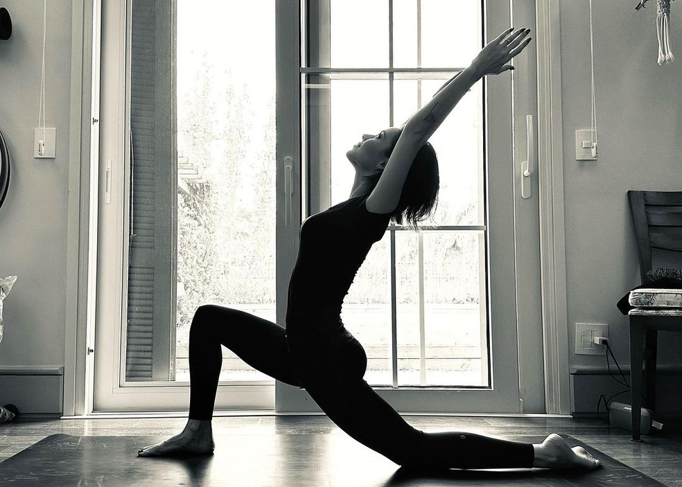 Sandy exibe flexibilidade ao praticar yoga
