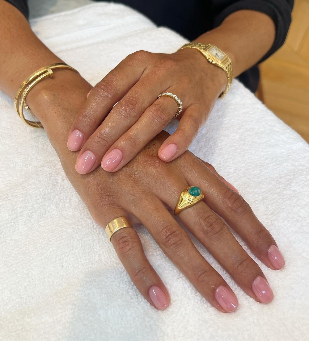 Nail tint: conheça a tendência que traz o efeito do lip tint para as unhas