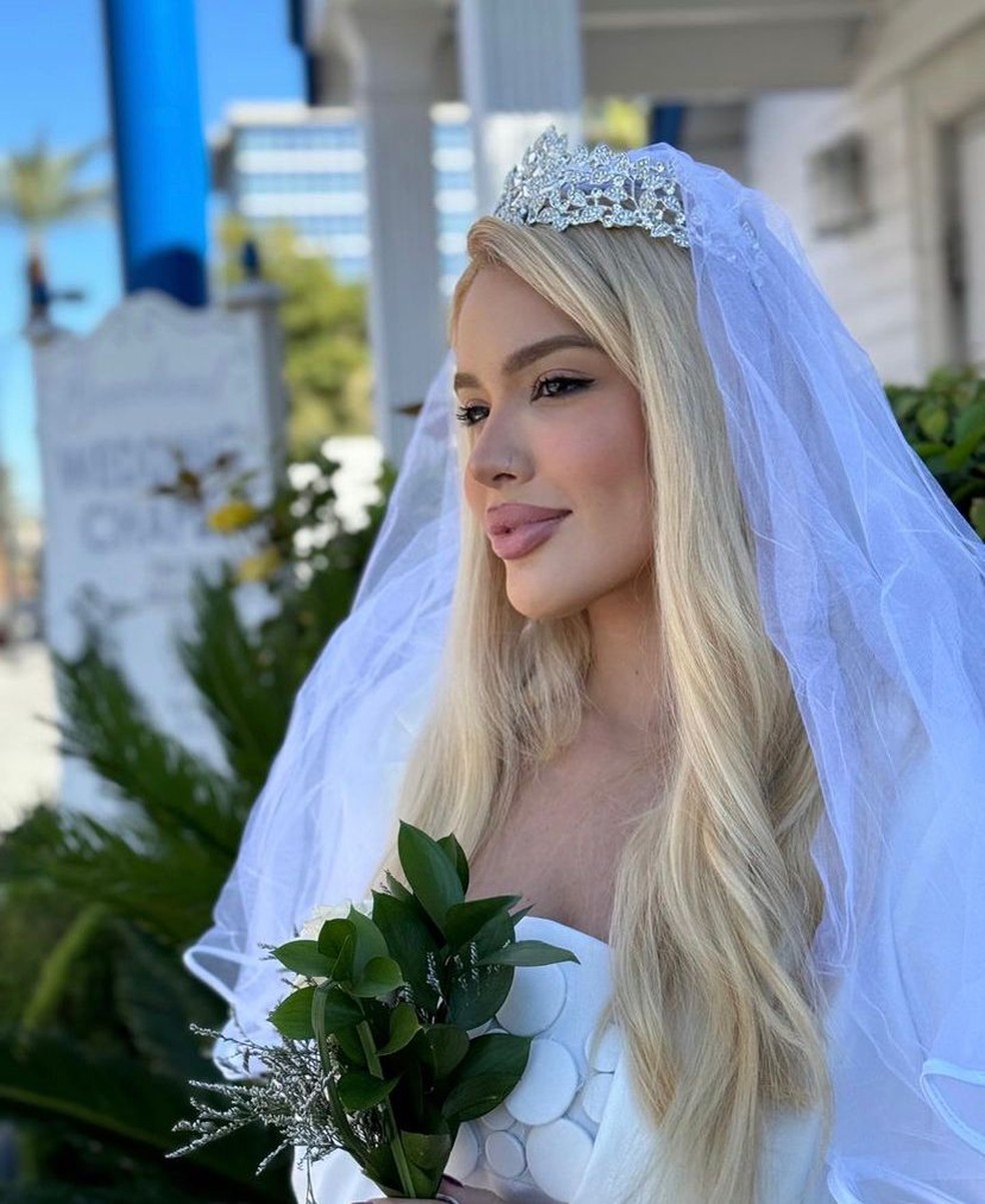Em Las Vegas, Karol Lima aparece vestida de noiva: 'Casei comigo mesma'